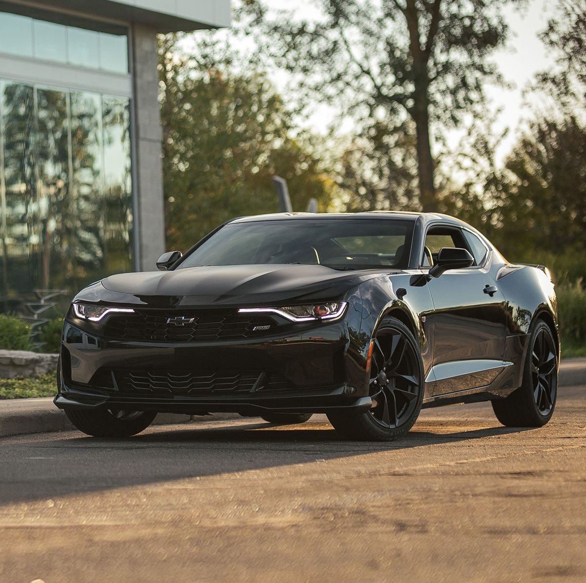Η Chevrolet λέει αντίο στην θρυλική Camaro με την κατασκότεινη ...