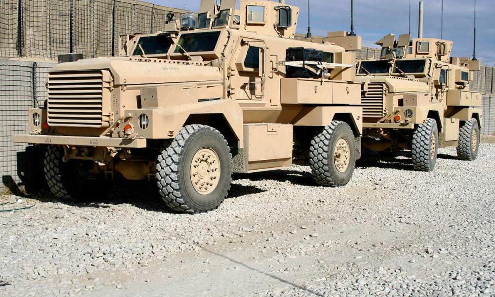 Σαουδαραβικό MRAP διαλύεται εις στα εξ ων συνετέθη μετά από επίθεση των ...