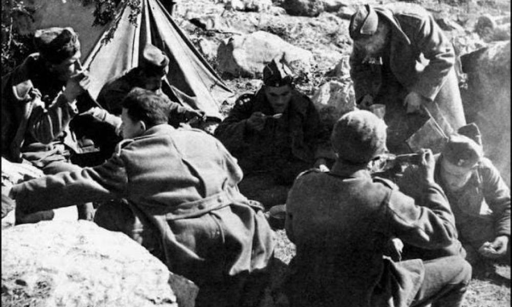 Τα Χριστούγεννα που οι Έλληνες στρατιώτες μοιράστηκαν το συσσίτιο τους ...