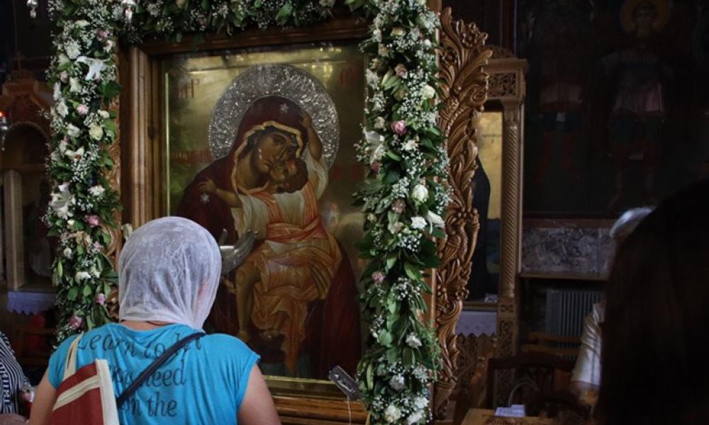 Ουρές για την εικόνα της Παναγίας που δάκρυσε στο Βύρωνα (βίντεο ...