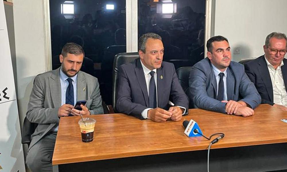 Έχει φέρει τα πάνω κάτω η είσοδος των Σπαρτιατών στη Βουλή! Πολιτικές ...
