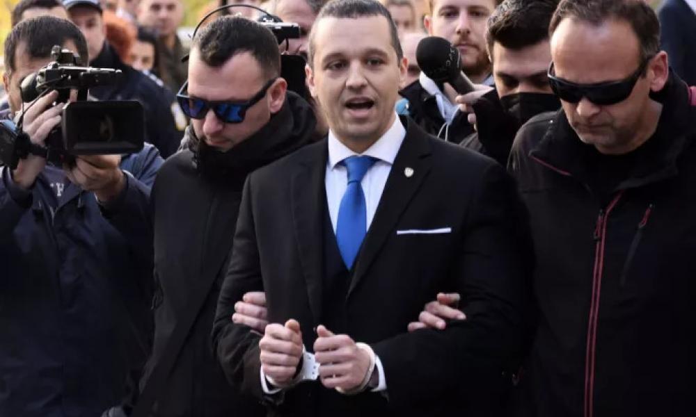 Ηλίας Κασιδιάρης: Με χειροπέδες στο Δημαρχείο Αθηναίων για να ορκιστεί ...
