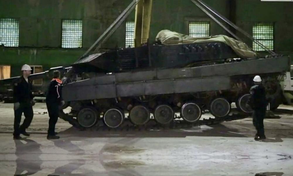 An intact Ukrainian Leopard 2A6 battle tank arrived in Moscow for ...