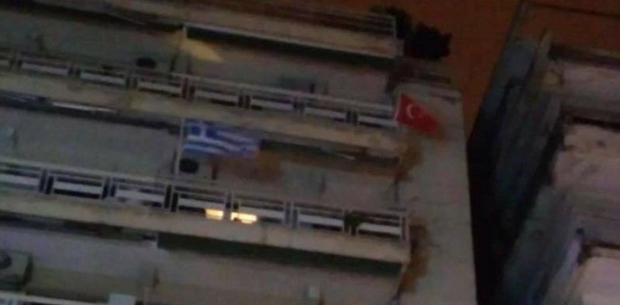 ΕΘΝΙΚΗ ΕΠΕΤΕΙΟΣ ΚΑΤΑ ΤΩΝ ΤΟΥΡΚΩΝ ΜΕ… ΤΟΥΡΚΙΚΗ ΣΗΜΑΙΑ ΣΤΟ ΜΠΑΛΚΟΝΙ ...