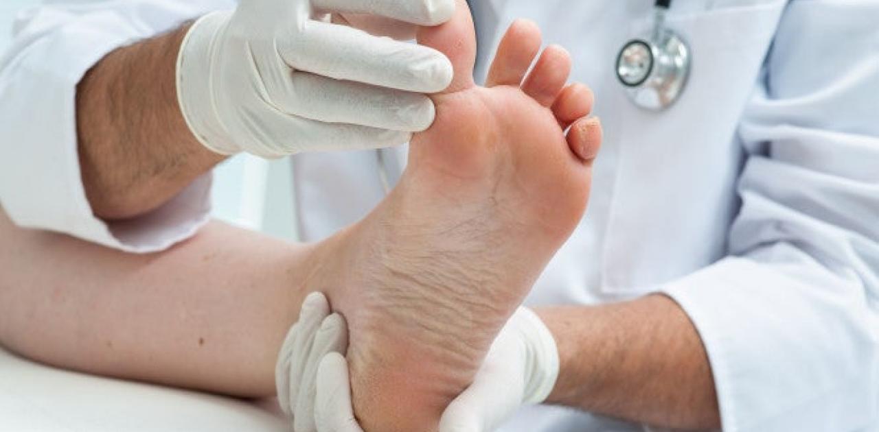 Ουρικό οξύ: Όλα τα συμπτώματα και οι τρόποι για να το μειώσετε ...