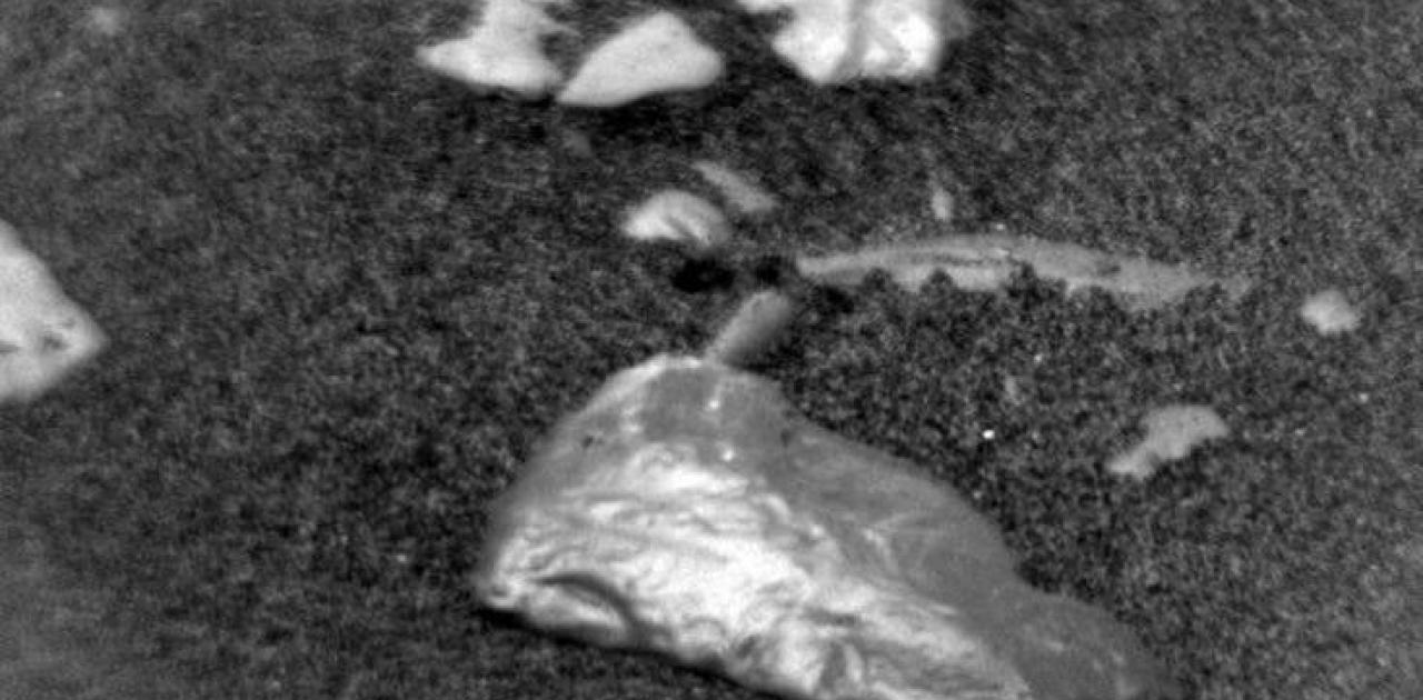 Τι είναι αυτή η πέτρα που βρήκε το Curiosity στον Άρη και λάμπει σαν ...