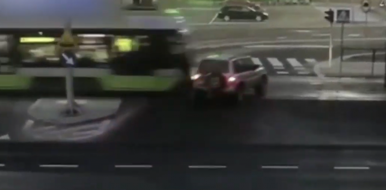 Τραμ συγκρούεται με ΙΧ και εκτροχιάζεται (βίντεο) | Pentapostagma