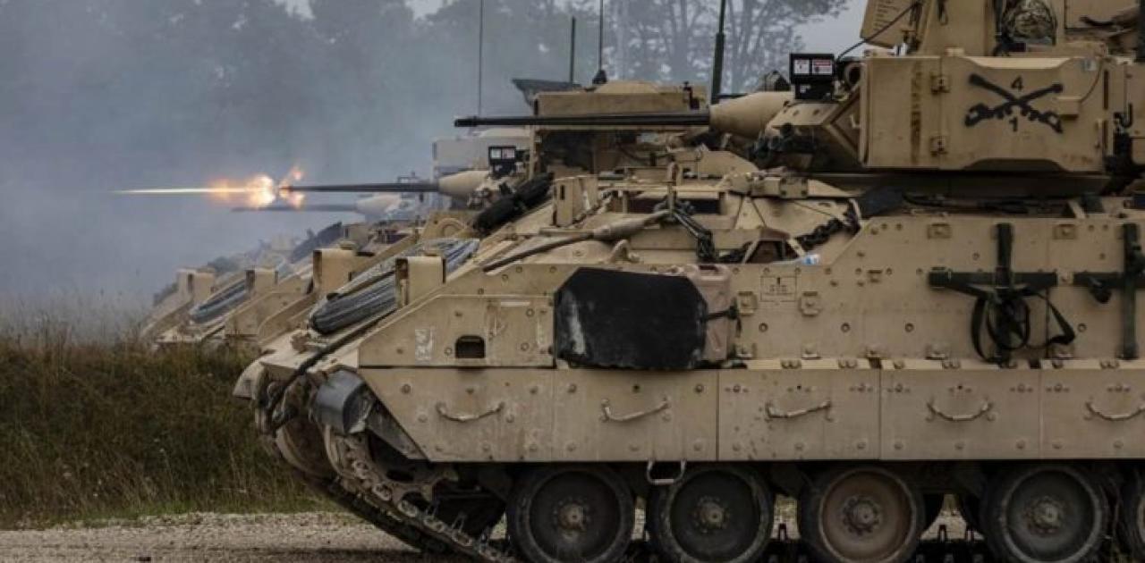Εντυπωσιακές βολές από άρματα μάχης Abrams και Bradley του Στρατού των ...
