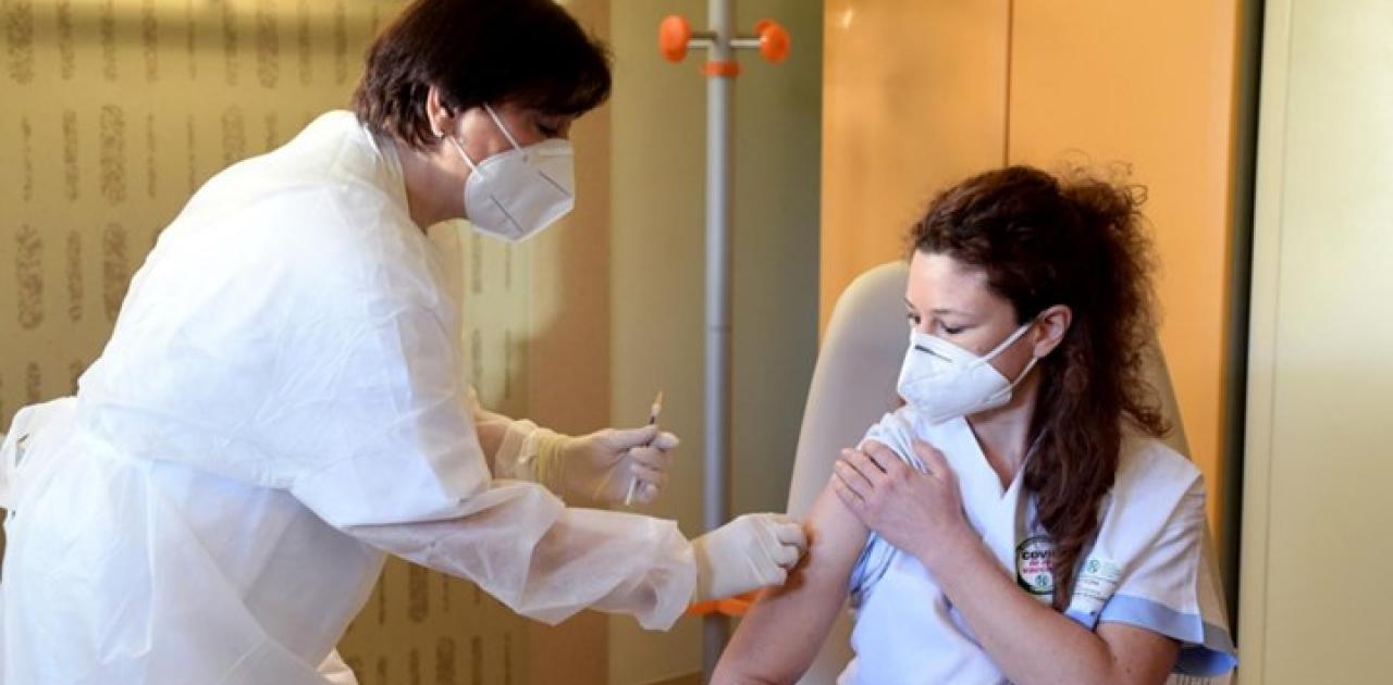 Κορονοϊός: Στη ΜΕΘ 32χρονη γιατρός που έκανε το εμβόλιο της Pfizer ...