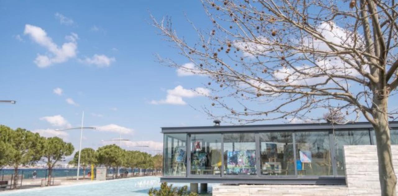 Γυάλινη γκαλερί στην παραλία της Θεσσαλονίκης προκαλεί το ενδιαφέρον ...
