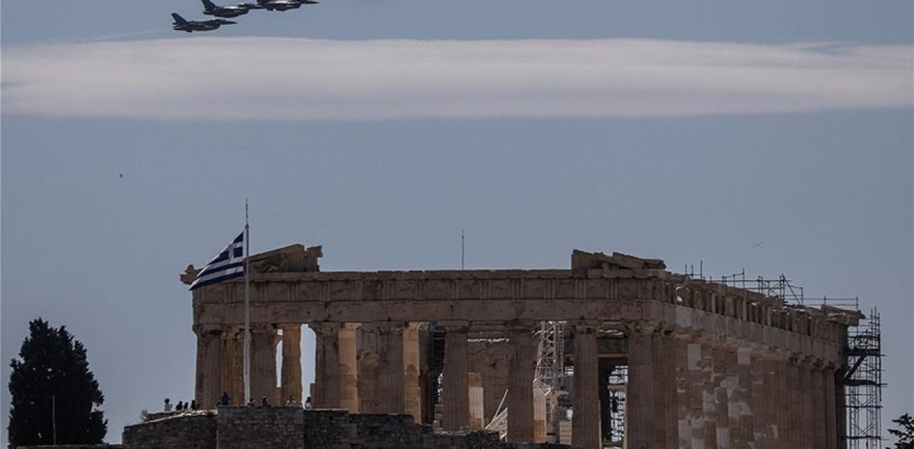 Τα ελληνικά "γεράκια" κάνουν επίδειξη ισχύος πάνω από την Ακρόπολη ...