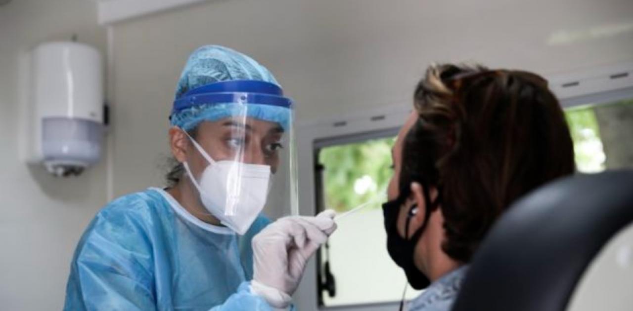 Κορονοϊός: Συνεδριάζει η επιτροπή των ειδικών – Στο τραπέζι η μείωση ...
