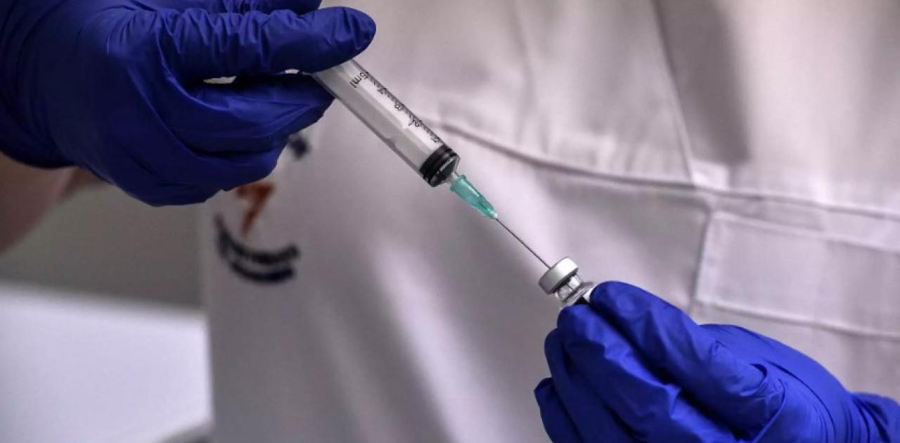 Eμβόλιο: Ανοίγει σήμερα η πλατφόρμα για την 4η δόση για τους άνω των 70 ...