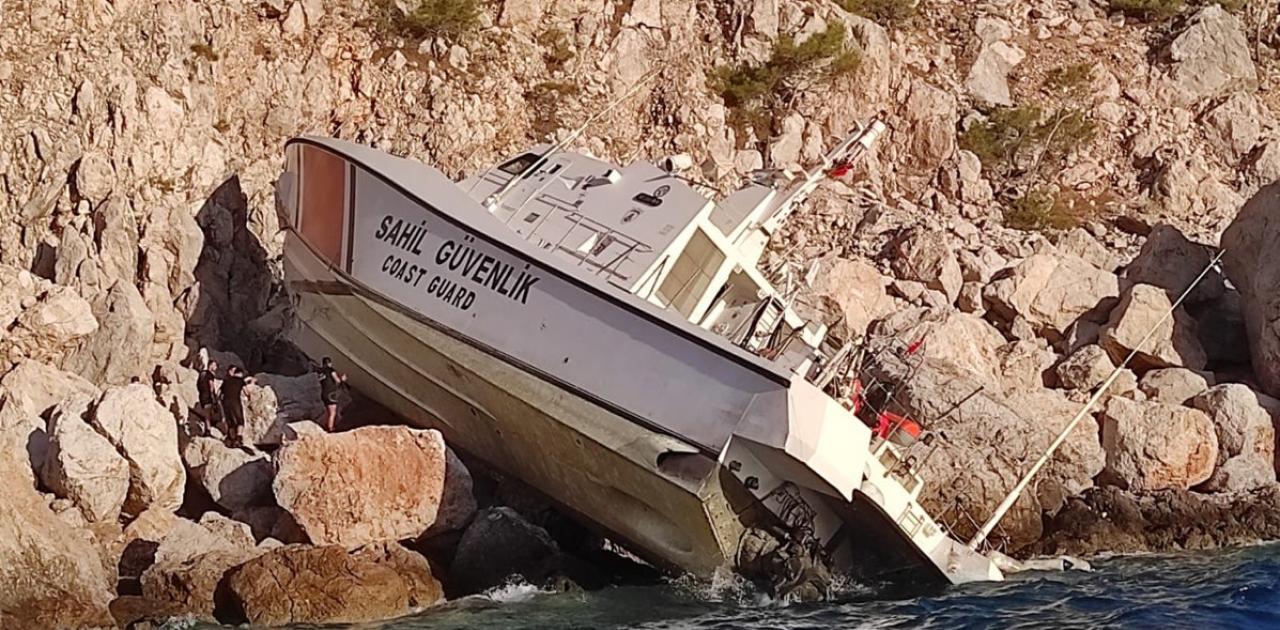Σκάφος του τουρκικού λιμενικού “στούκαρε” στα βράχια της Αττάλειας με ...