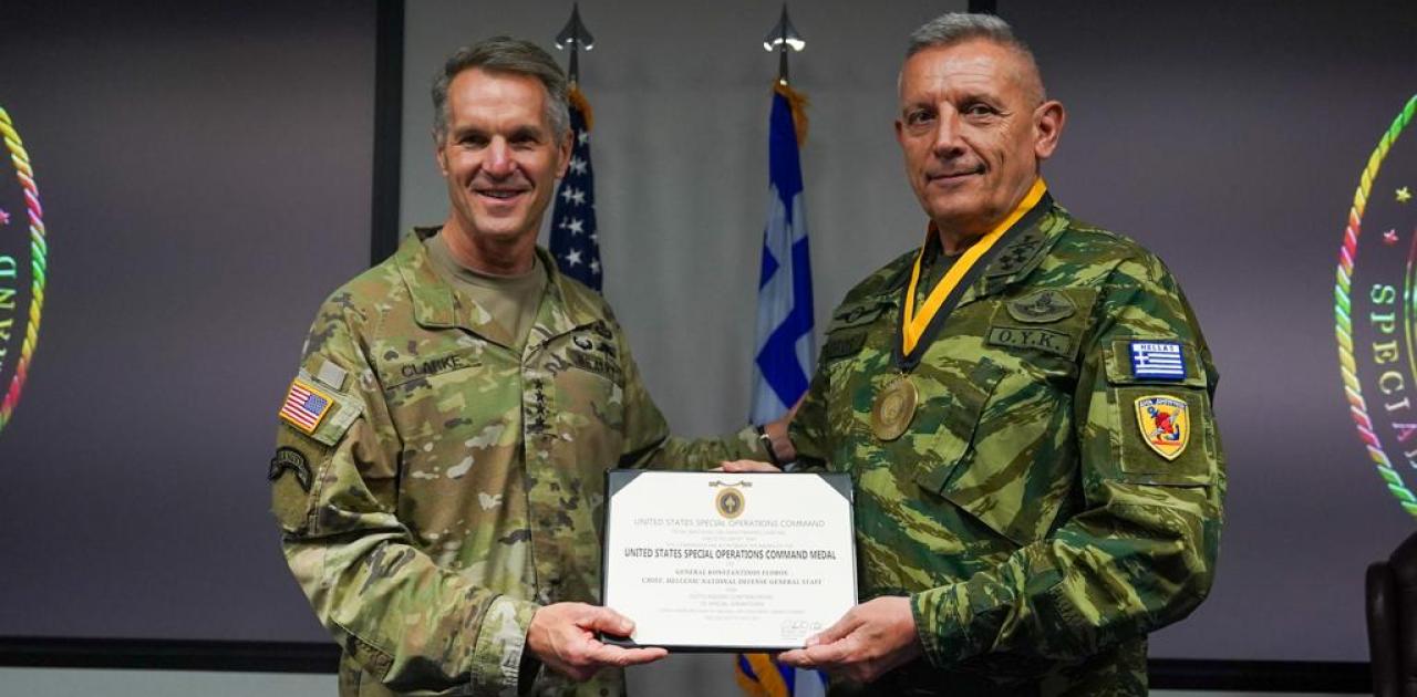 Στρατηγός Φλώρος: Παρασημοφόρηση από τον Στρατηγό Richard D. Clarke ...