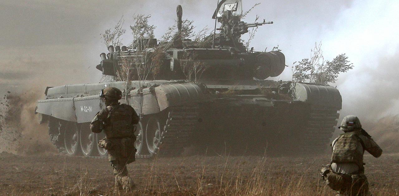 Ρώσοι Αναλυτές: Η νέα έκδοση των αρμάτων Τ-72 διαπρέπει στην Ουκρανία ...