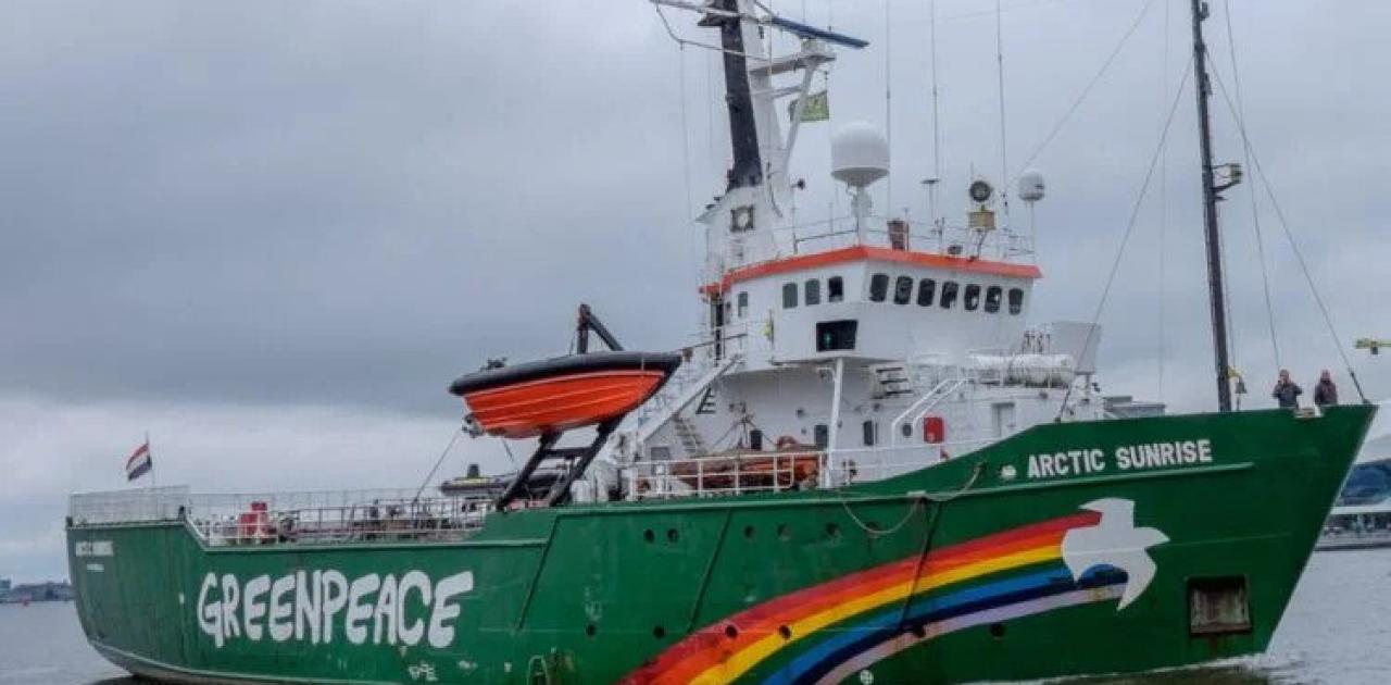 Η Greenpeace ρίχνει ογκόλιθους στη θάλασσα για να σαμποτάρει τη ...
