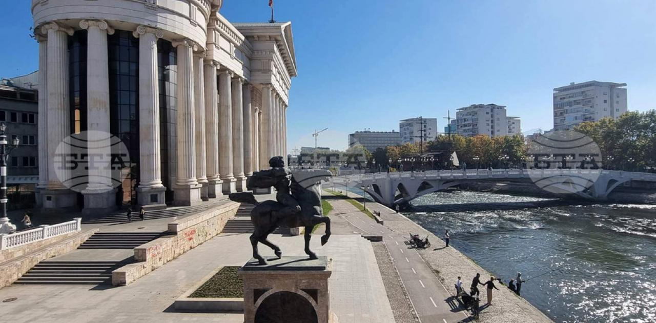 Οι ιστορικοί των Σκοπίων που συμμετέχουν στη Μικτή Επιτροπή ...