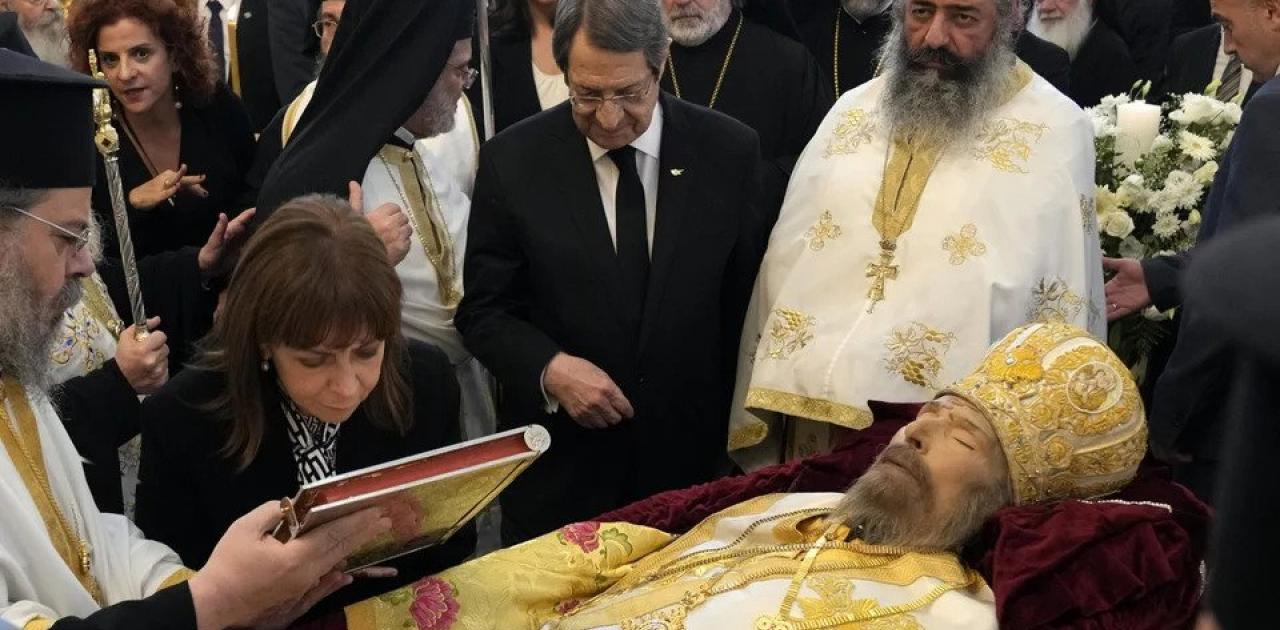 Στην τελευταία του κατοικία ο Αρχιεπίσκοπος Κύπρου Χρυσόστομος Β ...