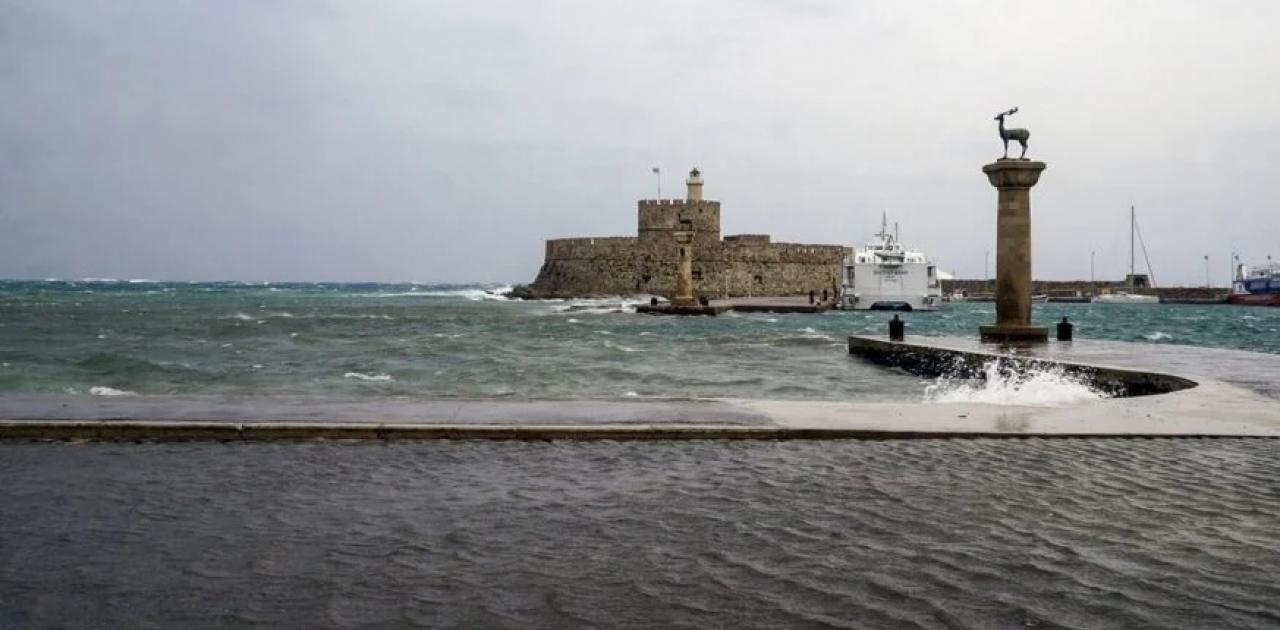 Στο έλεος των μποφόρ η Ρόδος – Ακυρώθηκαν δρομολόγια πλοίων | Pentapostagma