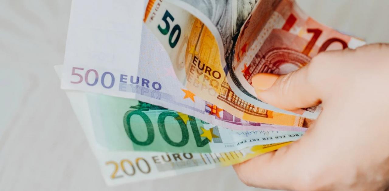 Οικονόμου: Ενεργοποιήθηκε η πλατφόρμα για την παροχή 300 ευρώ σε ...