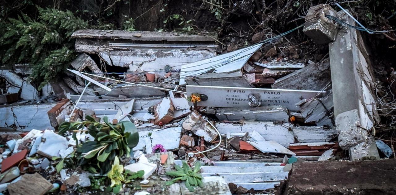 Μακάβριο θέαμα στην Ιταλία - Κατέρρευσε νεκροταφείο, φέρετρα και ...