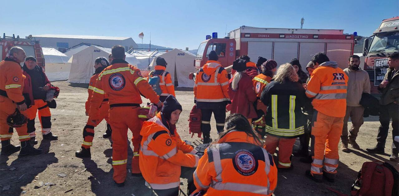 Στην Τουρκία παραμένουν επίλεκτες ελληνικές ομάδες διασωστών ...