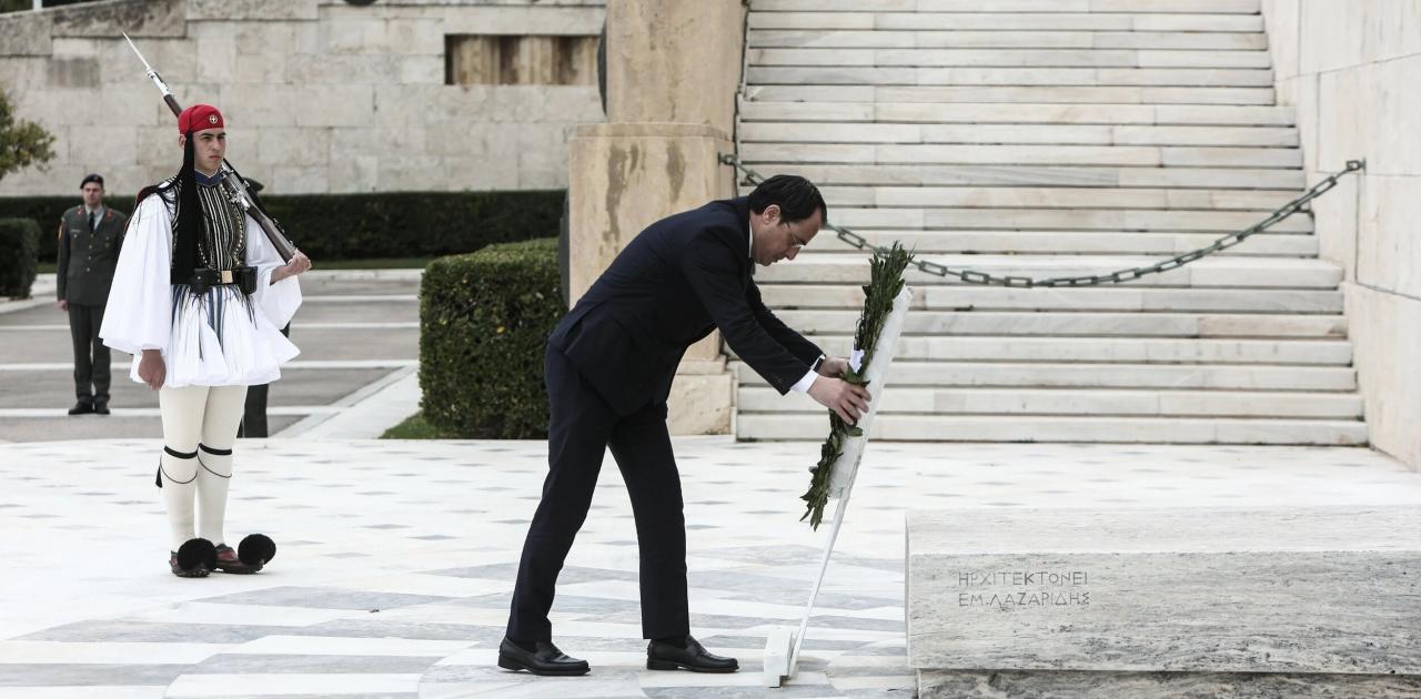 Στεφάνι στο Μνημείο του Αγνώστου Στρατιώτη κατέθεσε ο Χριστοδουλίδης ...