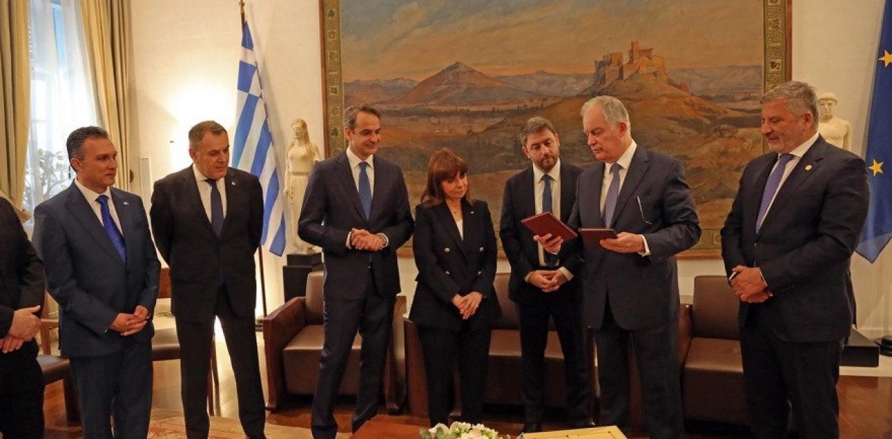 "Μήλον της έριδος" το πρωθυπουργικό αξίωμα - Μητσοτάκης-Ανδρουλάκης την ...