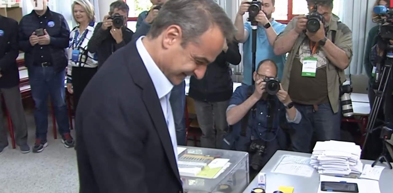 Μητσοτάκης: Ψήφισε με τα παιδιά του στην Κηφισιά - «Θα ξημερώσει μία ...