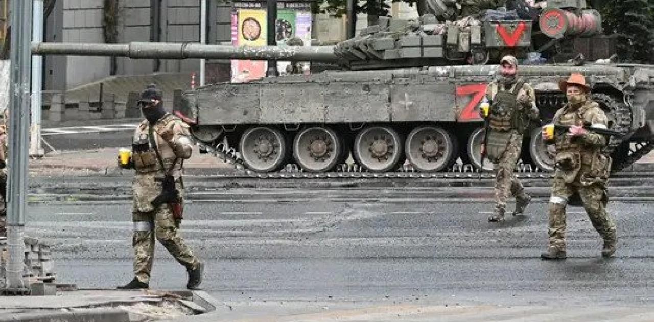 Στρατιώτες της Wagner σε «διάλειμμα για καφέ»; Βίντεο από το Ροστόφ στη ...