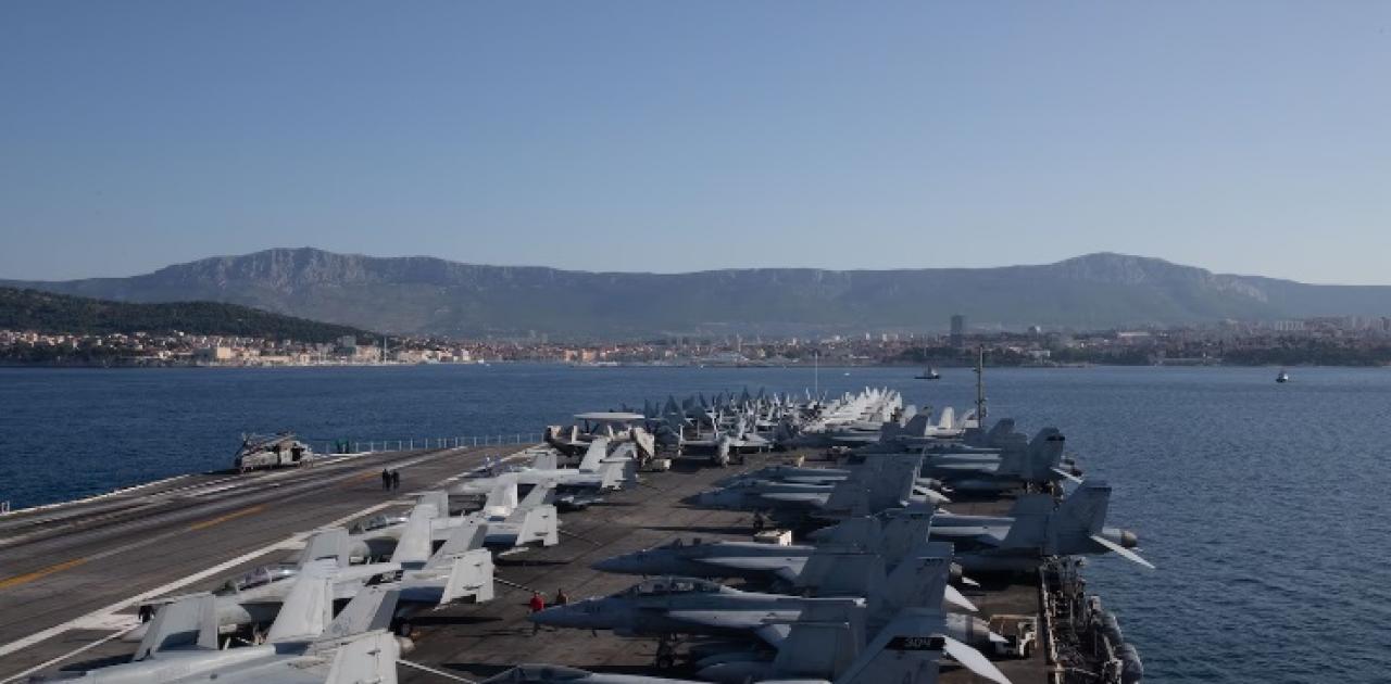 Το μεγαλύτερο και νεότερο αεροπλανοφόρο των ΗΠΑ έφτασε στην Ανατολική ...