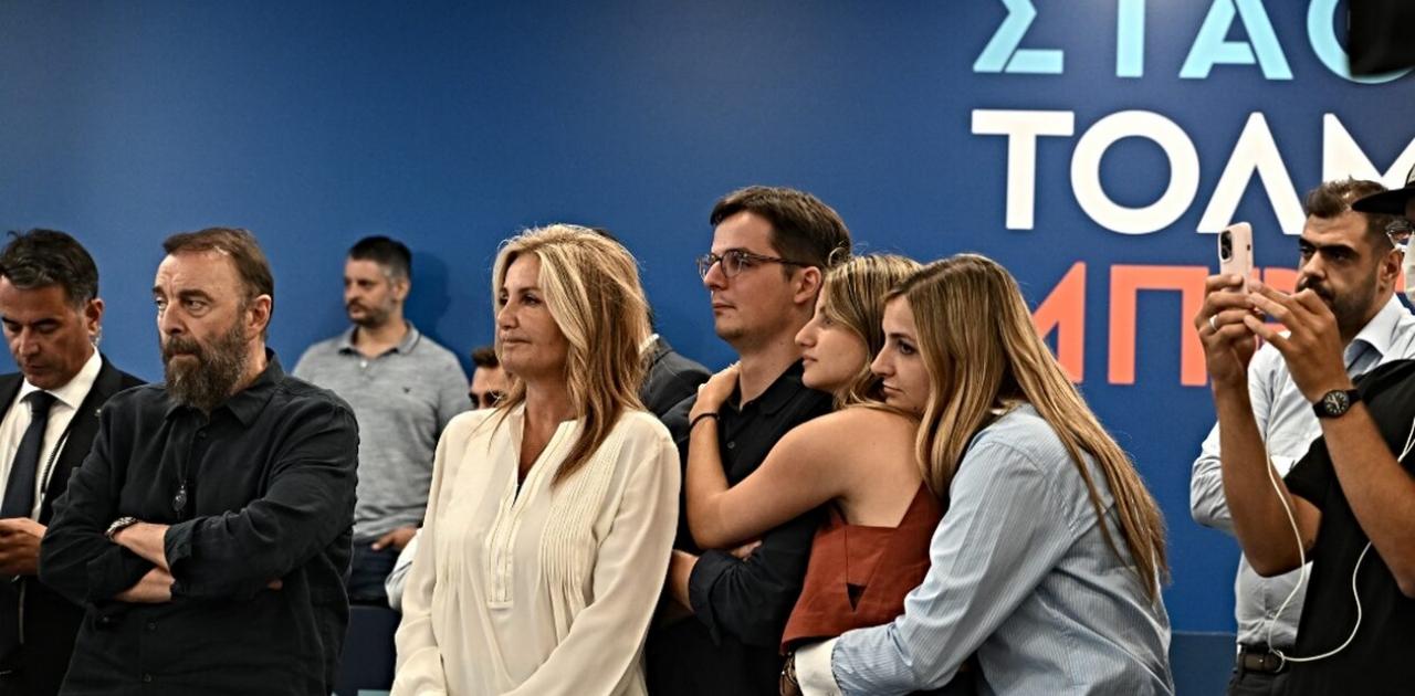 Δάκρυα και αγκαλιές: Η οικογένεια Μητσοτάκη πανηγύρισε τη νίκη της ΝΔ ...