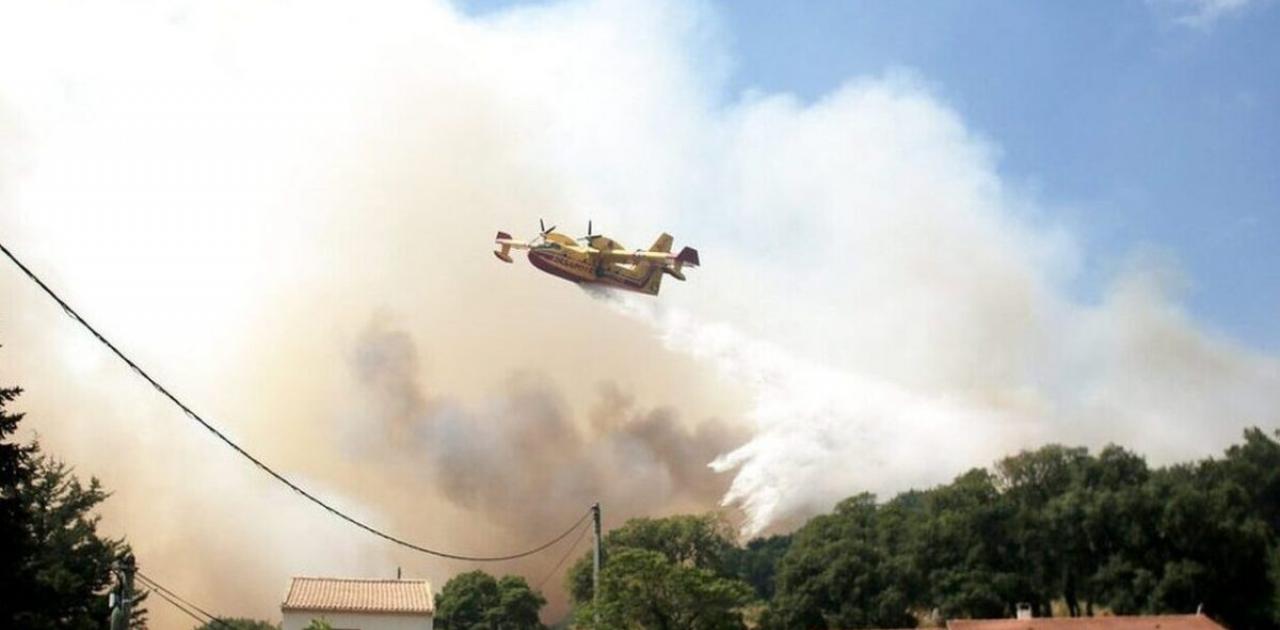 Πυκνοί καπνοί βγαίνουν από τα συντρίμμια του Canadair- Οι πρώτες ...