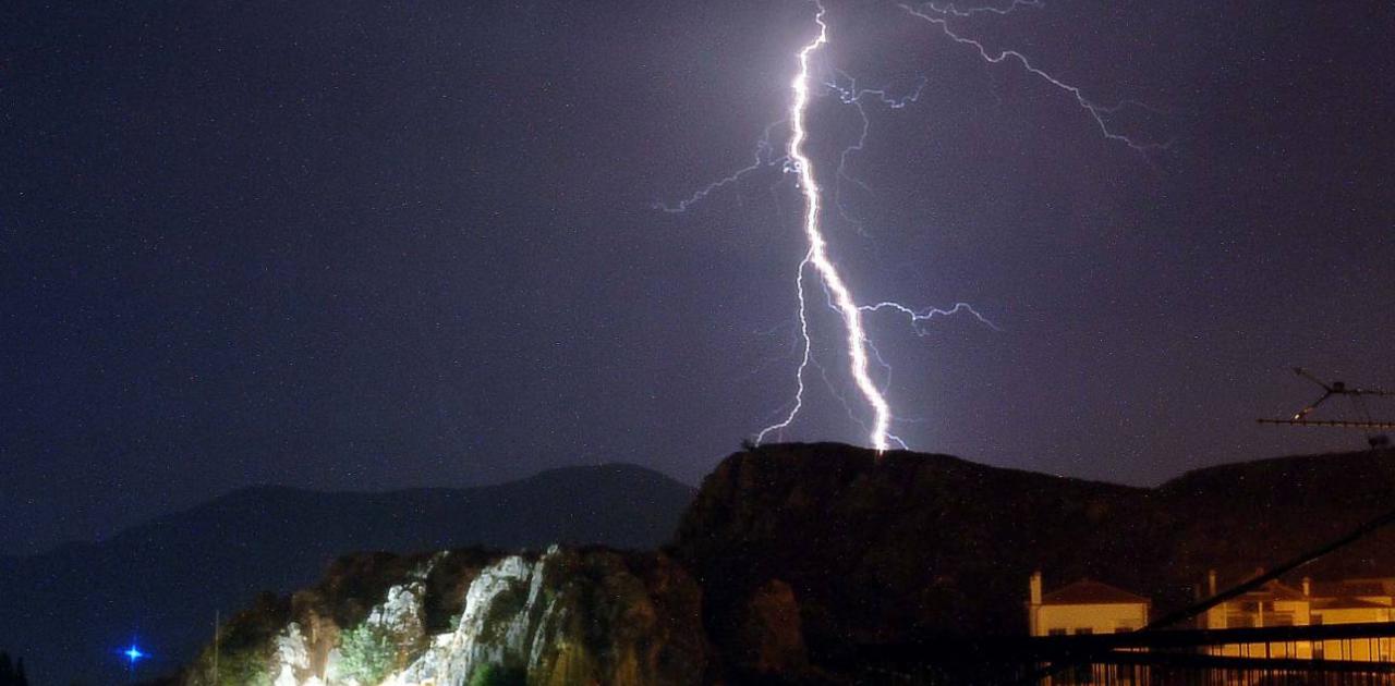 Κεραυνοί χαρίζουν μοναδικό πλάνο για το πρώτο φιλί νεόνυμφων στη ...