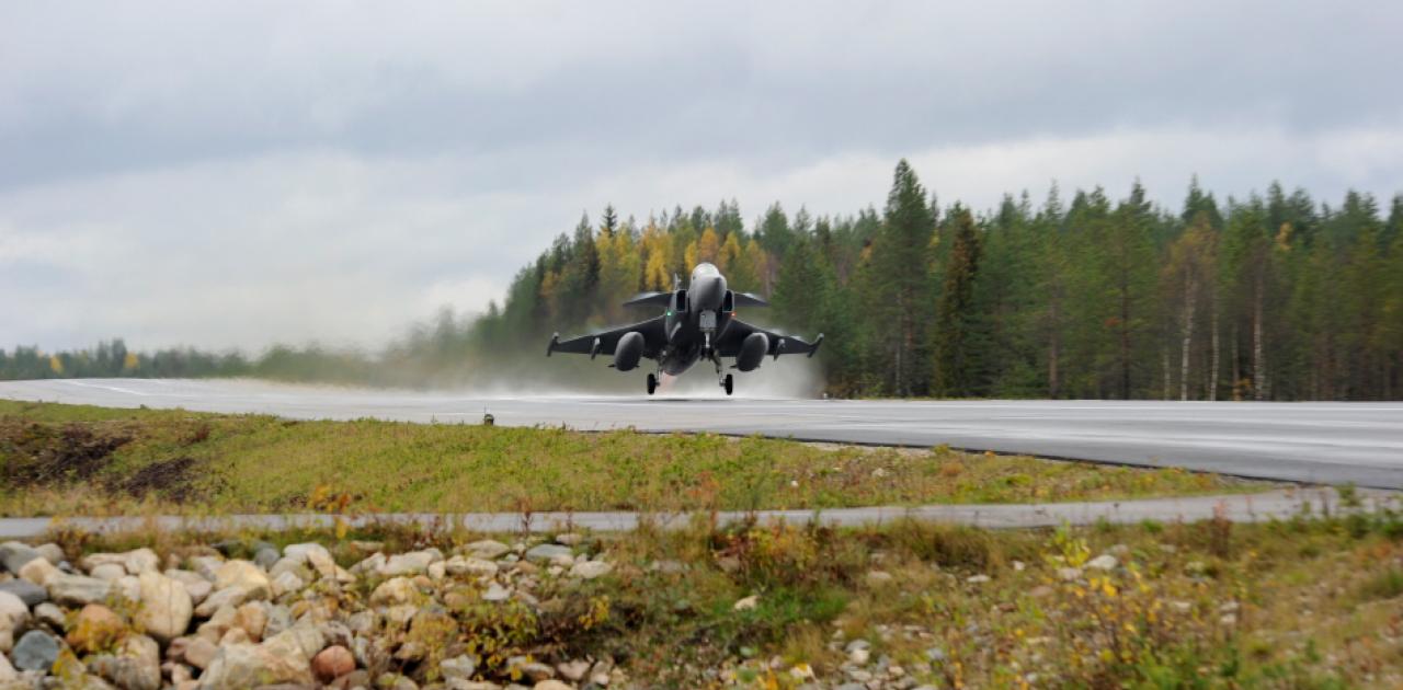 They are being prepared for everything! The Finns are landing fighter ...