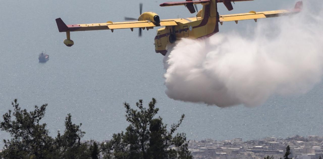 Τα δύο ελληνικά Canadair «βομβαρδίζουν» τις τελευταίες ενεργές εστίες ...