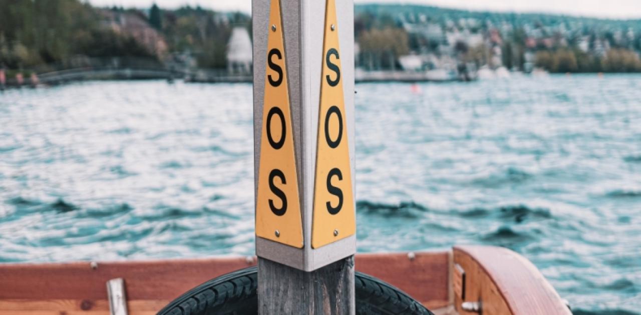 Όλοι ξέρουμε το SOS αλλά κανείς δεν γνωρίζει τι σημαίνουν τα αρχικά του ...