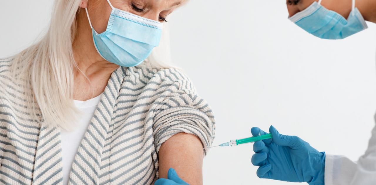 Οι πνευμονολόγοι καλούν τους άνω των 60 να κάνουν τα ενισχυμένα ...