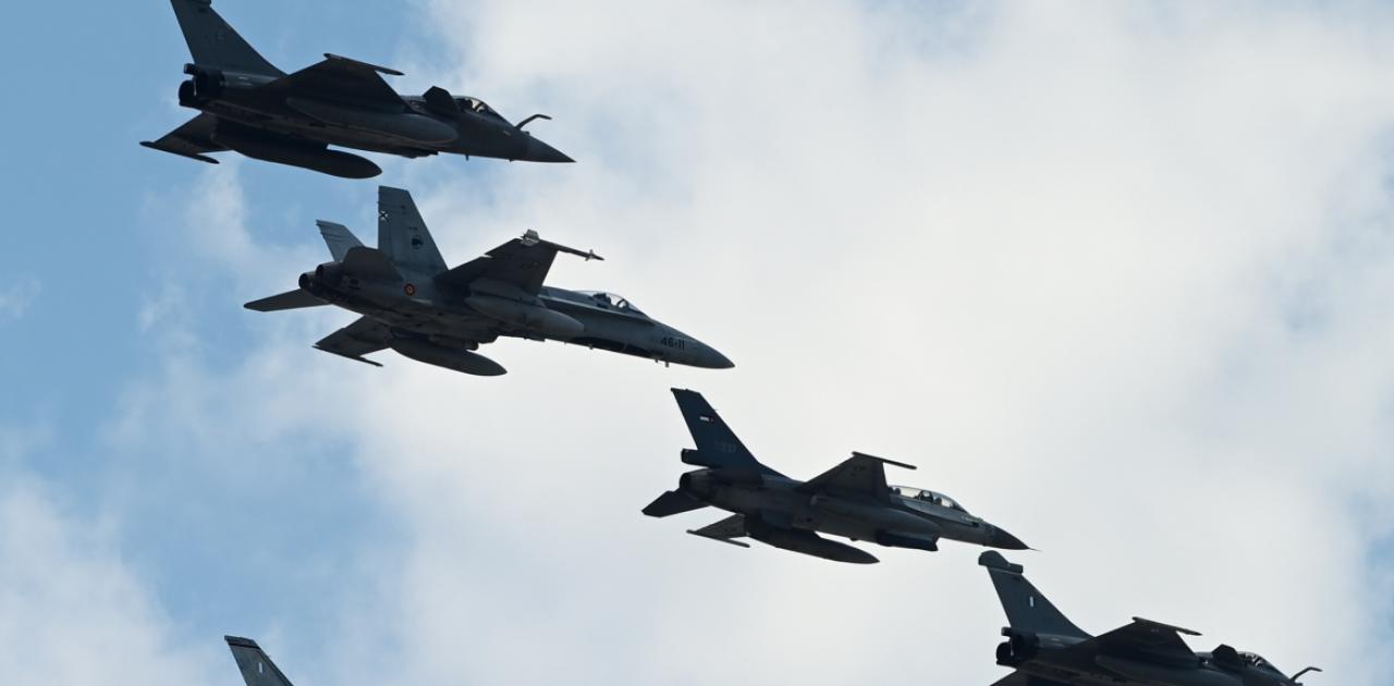 Διελεύσεις σχηματισμών μαχητικών αεροσκαφών πάνω από όλη τη χώρα ...