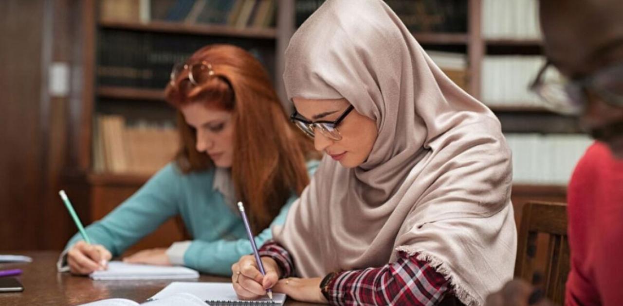Σάλος στη Γαλλία: Δασκάλα φοβάται για τη ζωή της αφού έδειξε πίνακα με ...