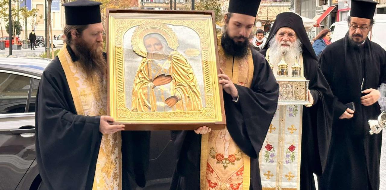 Έφτασαν στον Πειραιά τα ιερά λείψανα και η θαυματουργή εικόνα του Αγίου ...
