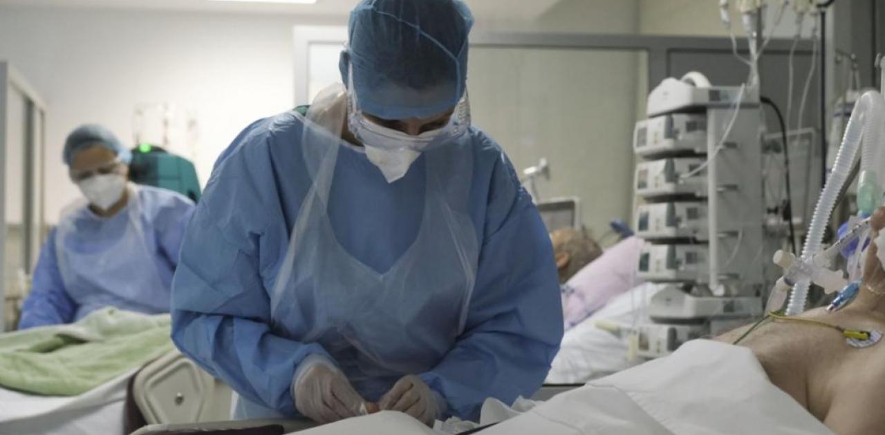 "Θερίζει" ξανά ο κορωνοϊός: Γεμάτα τα νοσοκομεία- Άμεσος κίνδυνος για ...