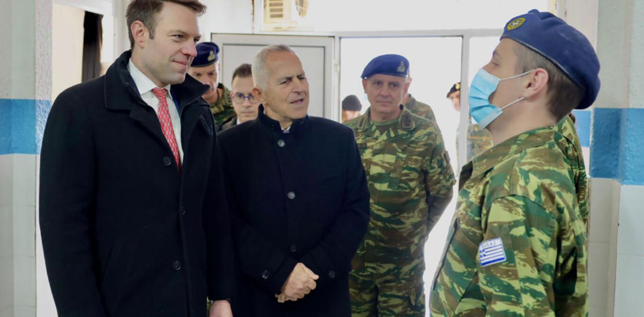 Κασσελάκης: Επισκέφθηκε το Κέντρο Εκπαίδευσης Πυροβολικού στη Θήβα ...
