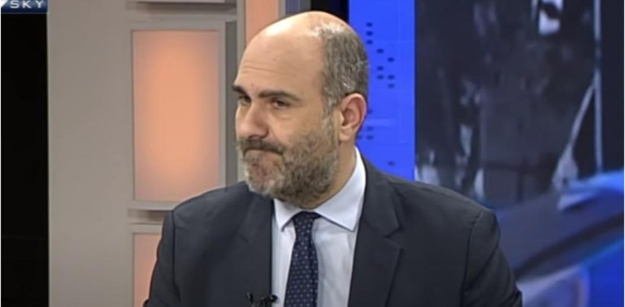 Δημήτρης Μαρκόπουλος: Η στιγμή που ο βουλευτής της ΝΔ λαμβάνει ...