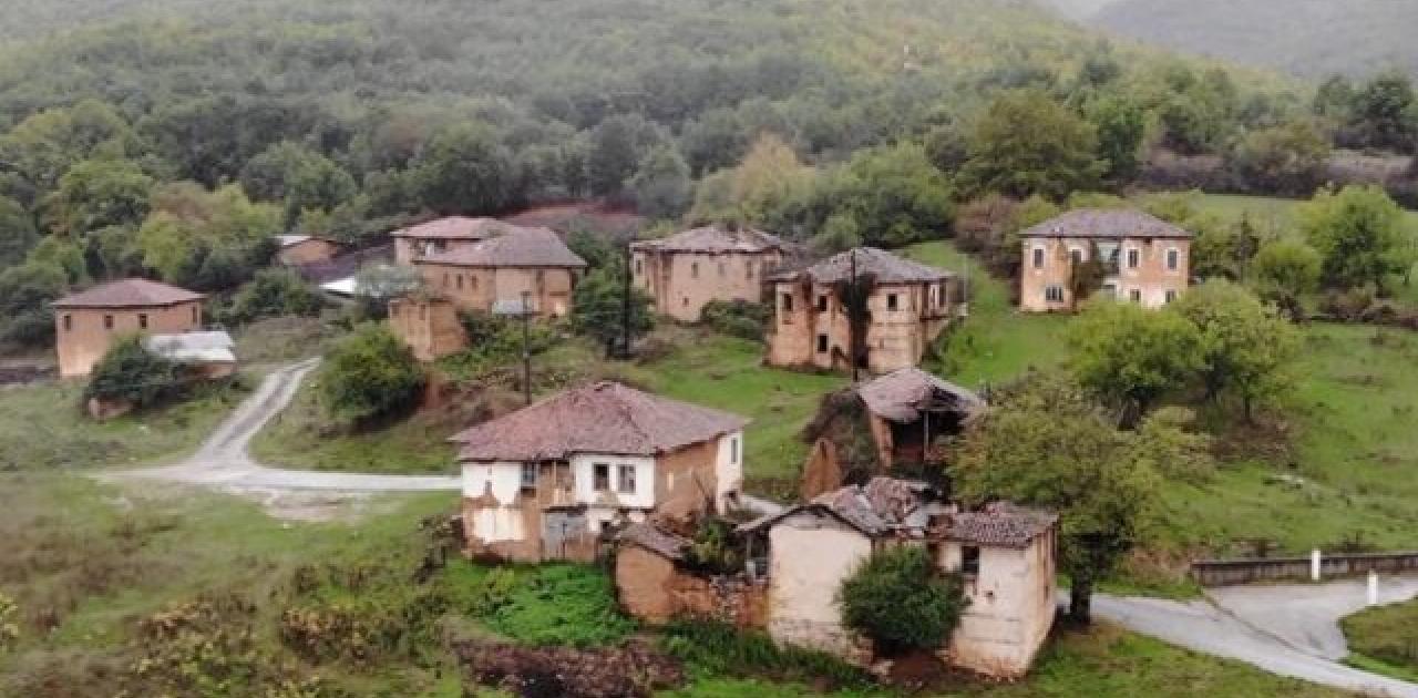 Το ερειπωμένο Ελληνικό χωριό, που έχει αποτελέσει τα σκηνικά αρκετών ...