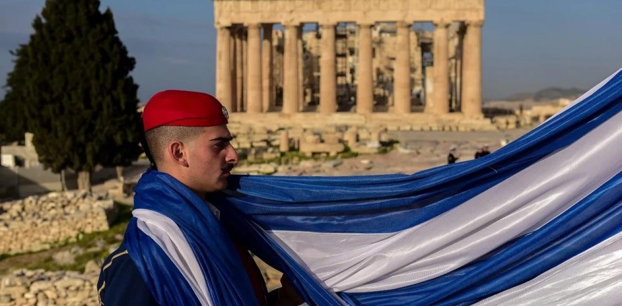 25η Μαρτίου: Δέος και συγκίνηση στην έπαρση της σημαίας στον ιερό βράχο ...