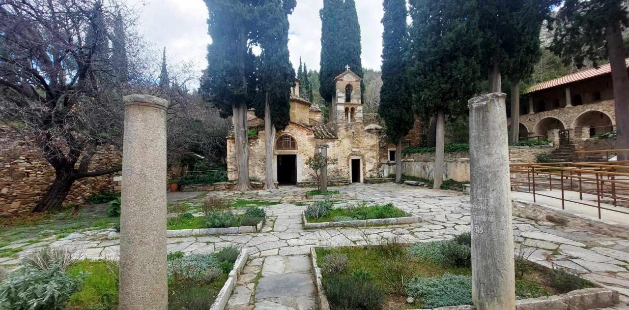 Το Βυζαντινό Μοναστήρι της Καισαριανής με χιλιετή ιστορία και η "Τρύπια ...