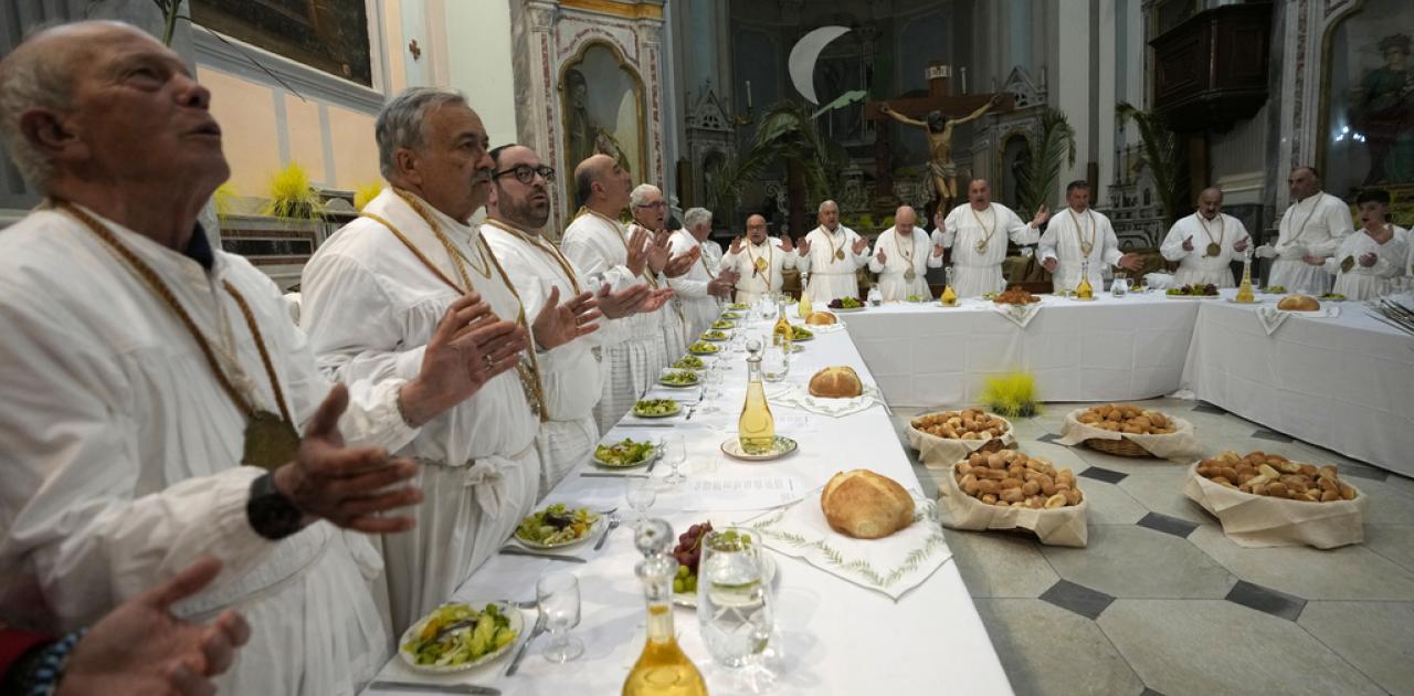 Με ευλάβεια και κατάνυξη το Πάσχα των Καθολικών: Ήθη κι έθιμα από όλο ...
