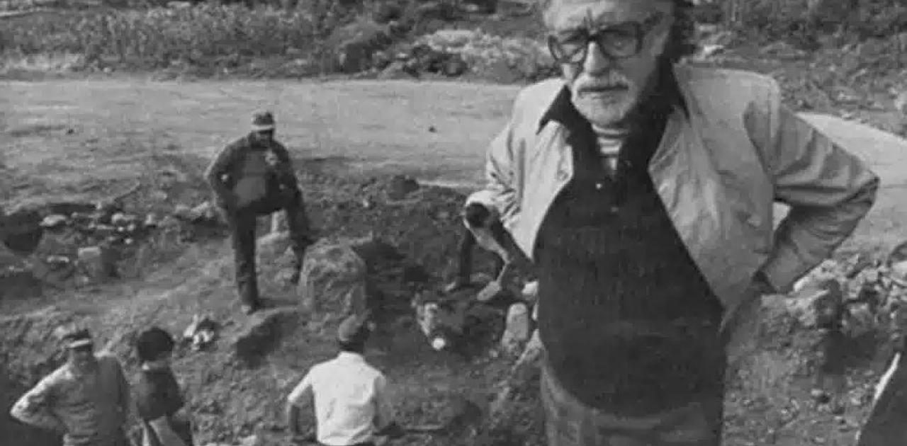 Όταν ο αρχαιολόγος Μανόλης Ανδρόνικος κράτησε στα χέρια του τα οστά του ...